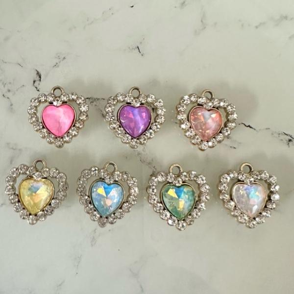 ハート形のとてもキラキラ綺麗な合金土台のペンダントチャームです。サイズ 約16mmx16mmx5mm穴：約2mmカラー ピンクパープルオレンジピンクイエローブルーグリーンホワイト全て白濁したクリアカラー※ストーンはレプリカです。土台 ゴール...