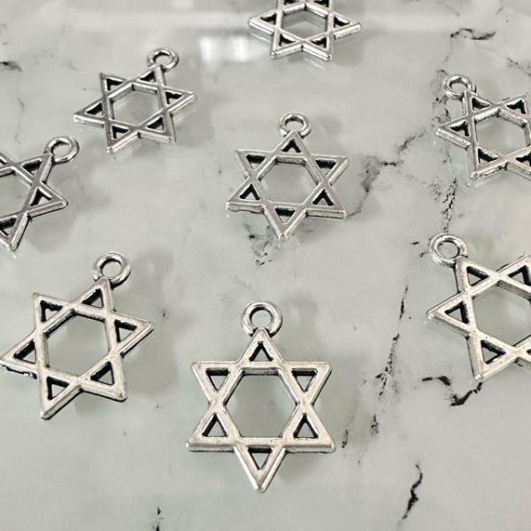 六芒星のチャームです。手芸のワンポイントやアクセサリー作りに。8個セットでの販売です。サイズ 約 12.5mm × 17.5mmホールサイズ 約1.6mmカラー アンティークシルバー素材 亜鉛合金 Alloy(無鉛)