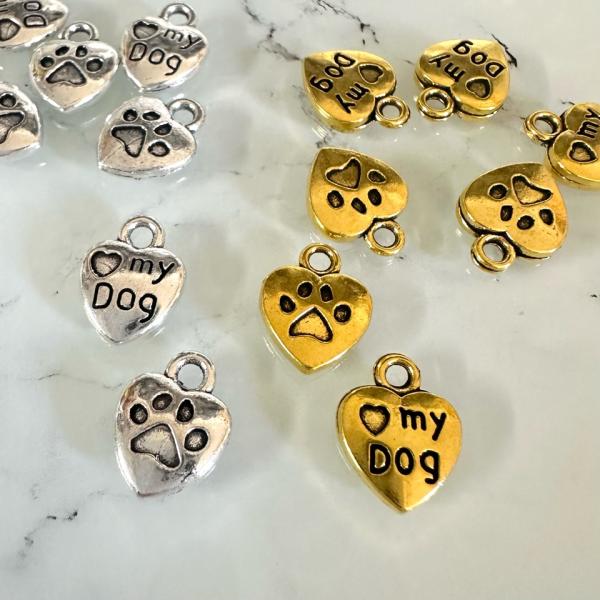 肉球とmy Dogと刻印された裏面の肉球がかわいいチャームです。ブレスレットや犬用ペンダントなど手芸のワンポイント、アクセサリー作りに。20個セットでの販売です。サイズ 約 13mmx10mmx3mmホール　約2mmカラーアンティークシルバ...