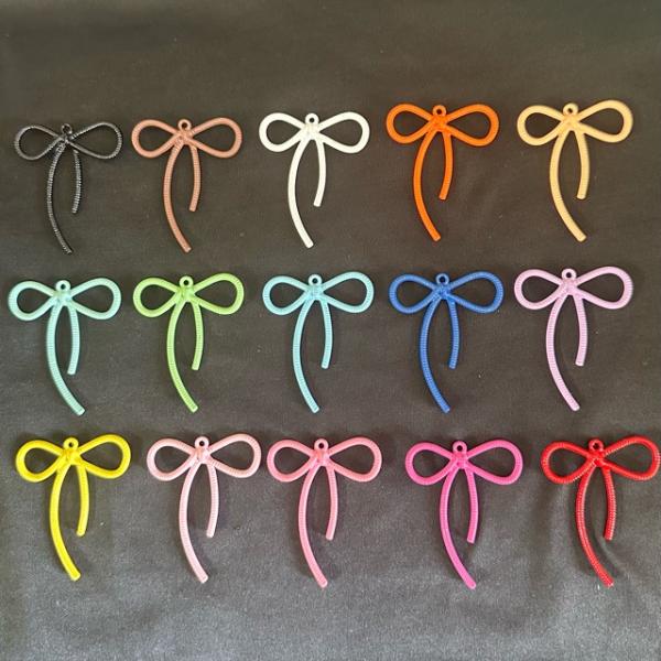 かわいいリボンの大きめチャームです。キーホルダーやアクセサリー作りに。1個での販売です。サイズ 約44mmx36mmx4.5mm穴：1.8mmカラー 1.ブラック2.ブラウン3.ホワイト4.オレンジ5.ライトオレンジ6.ブルーグリーン7.エ...