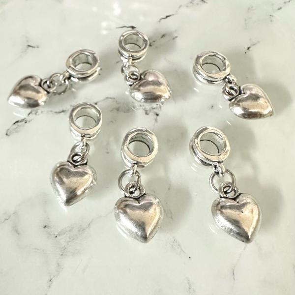 手芸のワンポイント、ブレスレット、ネックレスなどアクセサリー作りに。6個セットでの販売です。サイズ 全長 約26mm穴 約5mm ダングルチャーム　約14mm × 11mm厚さ 約3mmカラー アンティークシルバー素材 合金 Zinc Al...