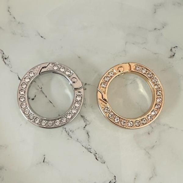 ビーズストラップやキーホルダー作りなどに。ラインストーンがぐるりと1周入ったキーリングです。1個での販売です。サイズ 約28.6mmx5mm穴：約19mm材質 合金カドミウムフリー、ニッケルフリー、鉛フリーOリングカラーゴールドシルバーご希...