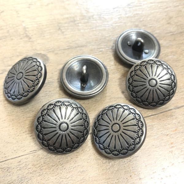 ボタンの中心にストーンを付けてアレンジしたり、ヘアゴムや人気のTシャツヤーンで編んだバックの留めボタンなど、手芸のアクセントに。コンチョ風のボタンです。6個セットサイズ 約2.3cmカラー メタリックシルバー素材 合金 Alloy金属ですが...