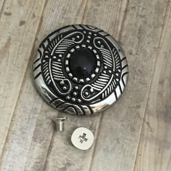 ネジ留め式のコンチョです。革製品やネイティブ系のアイテムなどのアクセントに。カラー シルバー×ブラックストーン※ブラックストーンはレプリカです。ネジ 1個付き※写真の大きい方のネジのみ。小さいのは付属しません。サイズ 約3cm素材 シルバー...