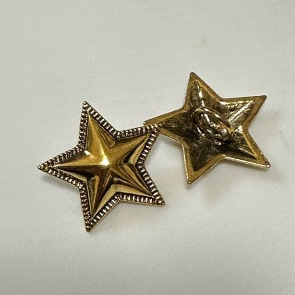 扱いやすい大きめボタンタイプのコンチョ風なボタンです。デニムやネイティブ系のアイテム、流行りのTシャツヤーン編みのバックなどのアクセントに。シンプルな星形。カラー アンティークゴールドサイズ 約28mmホールサイズ 約6.8mm素材 亜鉛合金