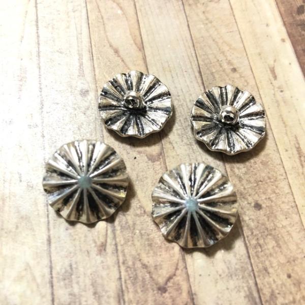 ボタンタイプのコンチョ風パーツです。ブレスレット作りにもおすすめです。カラー シルバーサイズ 約17mmホール 約1.6mm素材 合金