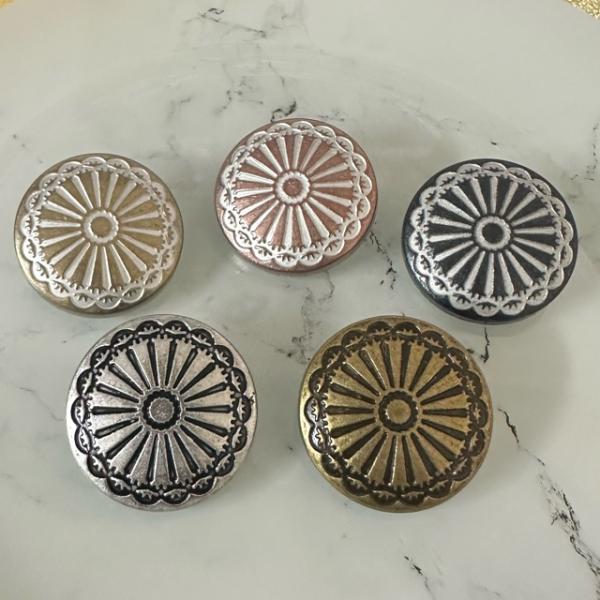 ヘアゴムや手芸のアクセントに。コンチョの様なアンティーク風のボタンです。4個セットサイズ 約23mmホール 約2mmカラーシルバーブロンズゴールドライトゴールドローズゴールドブラックご希望のカラーを選択して下さい。素材 亜鉛合金 Alloy