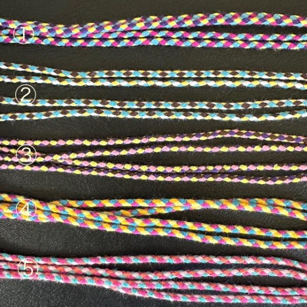 カラフルな配色のかわいいポリエステル編組コード(紐)です。3mでの販売です。2点以上のご注文の場合は極力カット無しの全て繋がっ状態で納品致します。ご注文数が12m等多い場合は6mずつが2点など分かれてしまう場合もございます。※商品の特性上布...