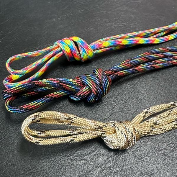 カラフルな配色のかわいいポリエステルコード(紐)です。1mでの販売です。柔らかめな素材でブレスレットやその他の手工芸品や装飾品を作るのに適しております。2点以上のご注文の場合は極力カット無しの全て繋がっ状態で納品致します。ご注文数が20m等...