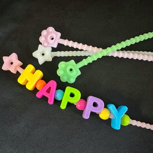 ビーズストラップやキーホルダー作りなどに。そのまま結束バンドとしても使用出来ます。蓄光タイプで暗闇で光ります。4個 カラーランダムセット色違いの４色のランダムカラー 色の指定は出来ません。肉球　4本サイズ 約 長240mmx幅23mmx厚さ...