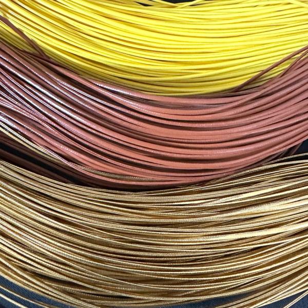 フェイクレザーの平なタイプのコード です。構造上、複数メートルご購入の場合、繋ぎ目がある箇所がございます。なるべく全て繋がった状態で納品致しますが、例として10mご購入の場合5mが2点など分かれて納品される場合がございます。カラー ゴールド...