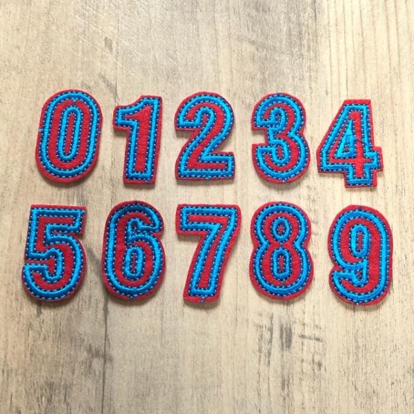 アイロンで接着できるアルファベットのアップリケです。縫製上余分な糸が出てる箇所がございますので、気になる場合はリッパーやハサミで取り除いて下さい。カバンや帽子、手芸のワンポイントに。サイズ幅 約1cm〜3cm高さ 約3.5cm※製造上、余分...