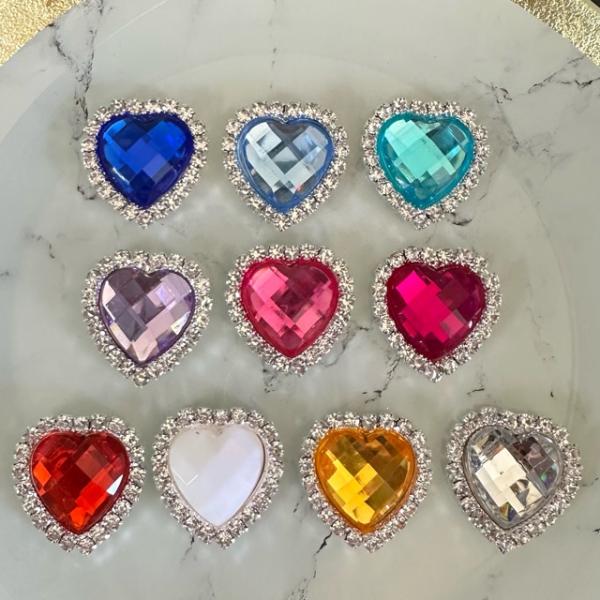 とてもキラキラ綺麗なハートのフラットバックのカボションです。サイズ 約22mmx22mmx5mmカラー ロイヤルブルーブルースカイブルー パープル濃いピンク赤紫レッドイエロークリアご希望のカラーを選択して下さい。土台 シルバーカラー素材 真...