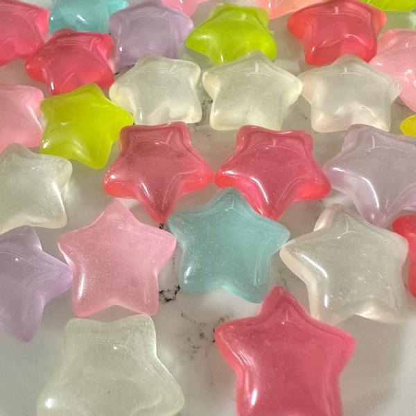 蓄光タイプのアクリル デコパーツです。ヘアリボンの飾りなどにも。サイズ 約20.5mm x 22mm x 7.5mmカラー ミックスランダムミックスカラーの6個セットになります。色の個数や指定は承れません。素材合金ラインストーン小さな小傷や...