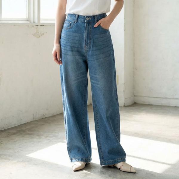 【履くだけで脚長！大人の美脚ワイドデニム】綿100%の本格素材を使用した、Sans Souci 34+のハイウエストデニム。楽ちんな履き心地と美しいシルエットを両立しました。【推しポイント】■脚長効果バツグンのハイウエスト腰位置を高く見せる...