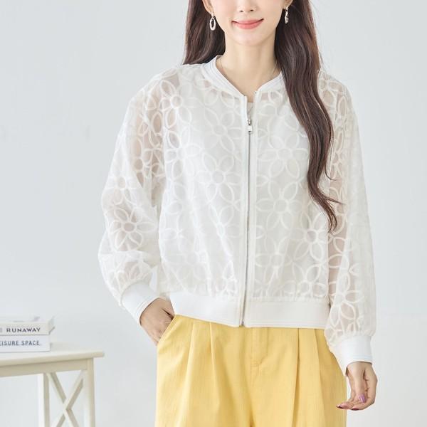 【透け感が色っぽい。大人の刺繍ブルゾン】いつものコーデに飽きたら、素材感で差をつけて。TRUBEの新作は、総刺繍が贅沢なシースルーブルゾンです。【推しポイント】■高級感のあるフラワー刺繍透け感のある生地に立体的な花柄を刺繍。プリントにはない...