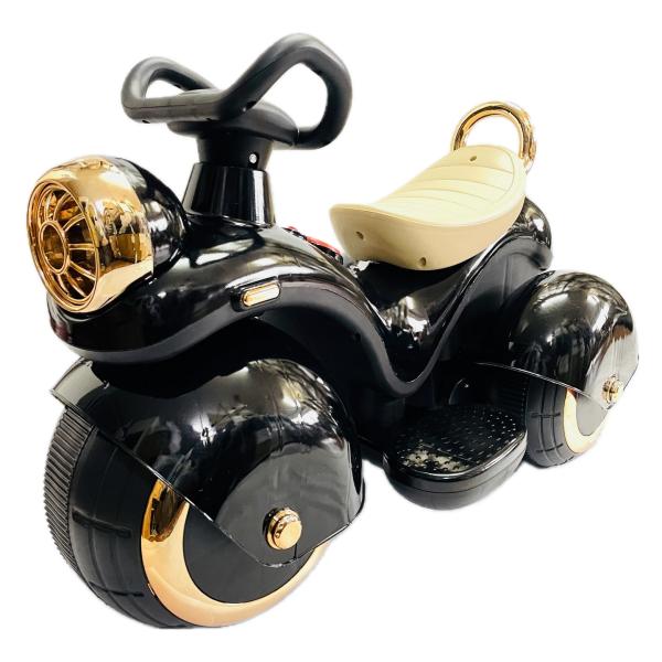 【特長】家庭用充電で動くバイク風のおもちゃです。ペダルを踏むと前に進みます。MP3で音楽を流したりすることもできます。屋内または屋外の安全が確保された私有地でご使用ください。公道での走行はできません。※簡単な組み立てが必要です。※雨や雪、水...