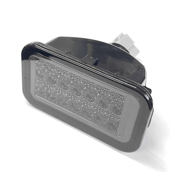 LED バックランプ スモークレンズタイプです。純正バックランプを挿しかえてご利用いただける簡単接続のコネクター付き。【ご注意】コネクタの形状にご注意ください。2024年４月以前の旧型車（T16コネクター仕様の車）には当社別品番 HL14-...