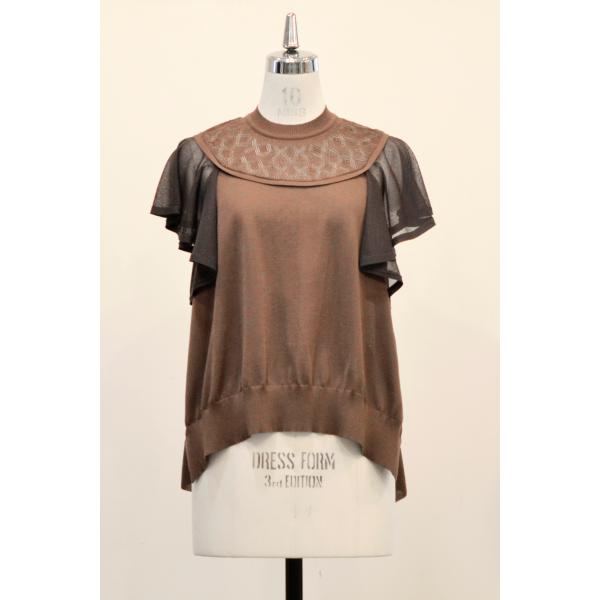 全体的に透け感のある軽い編み地を使ったプルオーバーニットです。分量感を取った身頃部は裾脇にスリットを入れてAラインになっているシルエットを軽く見せています。また立体的でドレープ感のある袖は、変形のドーナツ状のパターンを作る事によって出来てい...