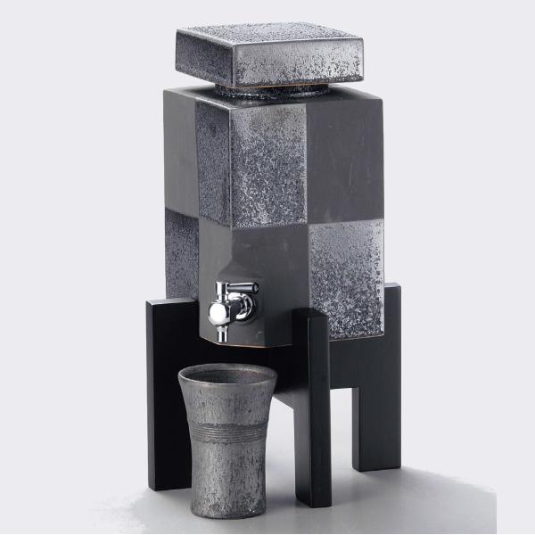 『佳窯』。佳窯の黒結晶釉は変化に富み、様々な雰囲気を出します。結晶のような黒を引き出した釉薬は、他にはない風合いです。焼酎・泡盛などの蒸留酒は、陶製の甕に入れて熟成させると陶器の持つ特性により、味がまろやかになると言われています。こだわりを...