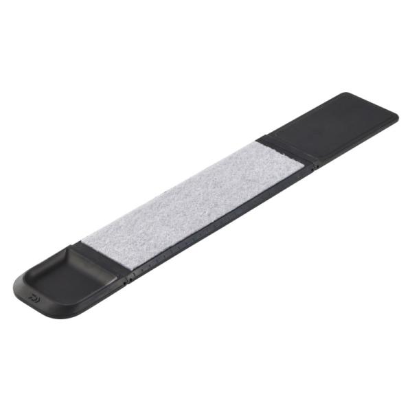 ダイワ  ●サイズ:250 ●サイズ（詳細）1:使用サイズ 50×8×1cm ●サイズ（詳細）2:収納サイズ 27×8×2cm ●サイズ（詳細）3:マグネットサイズ 25×7cm ●自重:300g|スッテやプラヅノをマットに並べて不意の糸ガ...