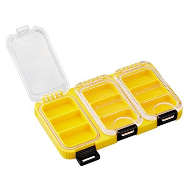 シマノ  【注意事項】・マグネット、ステッカーは別売りです ●カラー:イエロー ●仕切り:3コマ|スタッフケースがリニューアル!スタッフケースは1、2、3コマ仕切りの6アイテム。針や小物などの収納に便利な仕切り付。防水性のあるシリコンパッキ...