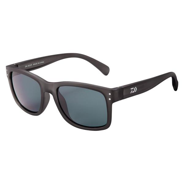 ダイワ  ●セット商品/付属品：ソフトケース ●レンズカラー:グレー ●レンズ:トリアセテート ●フレーム:ウェリントンモデル ●偏光度:95% ●可視光線透過率:16%|薄くて軽量、偏光機能にも優れたトリアセテートレンズを使用。傷に強い両...