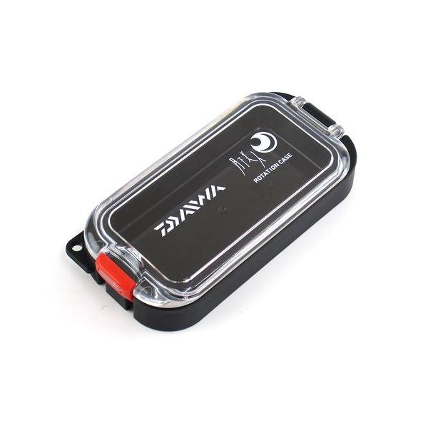 ダイワ |胸からぶら下げ、簡単ルアー交換。刻々と変化する状況に合わせ、ルアーローテーションをスマートかつスピーディーに行うためのルアーケース。「使ったワームを未使用ワームの入ったケースに戻したくない」「ナイターだから使うワームを事前に厳選し...