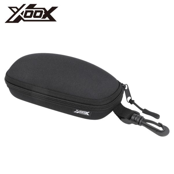 XOOX  ・ケース内側はソフト生地を採用 ・つまんで開閉しやすいI字引き手付きスライダー ・Dカンなどに取り付け可能なナスカン付き。持ち運びにも便利! ●サイズ:フリー ●サイズ（詳細）1:約W16.6×D7.7×H6.8cm ●素材1:...