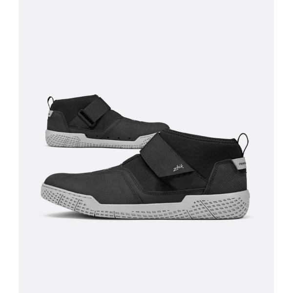 動きを妨げないローカット仕様の高性能セーリングブーツラバーコーティング生地を縫製したネオプレンアッパーつま先・かかとに耐摩耗ファブリックで補強つま先部を追加縫製したコールドセメント製法のボンディングソール着脱しやすいイージーエントリーデザイ...