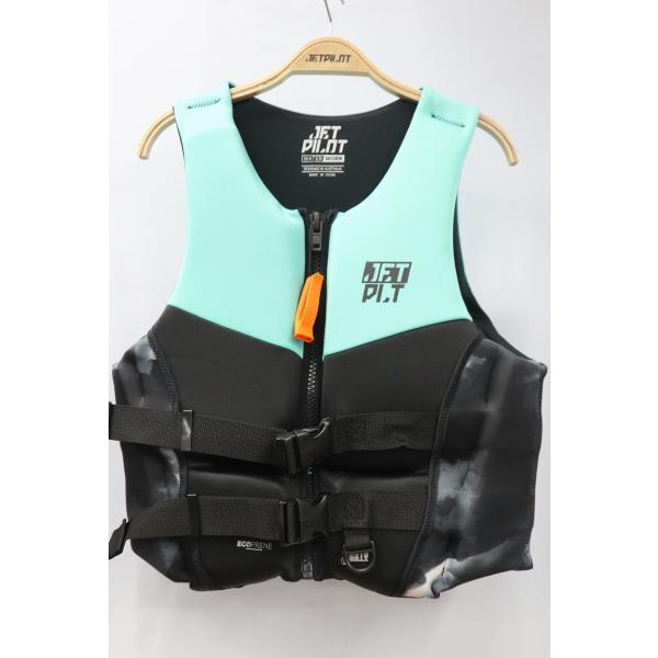 フロントファスナー・２バックルタイプ内側の撥水ジャージがすばやくベストの外に排出し快適性を保ちます。ストレッチの効いているエコプレン素材は程よくフィットし最高の着心地を与えてくれます。JCI予備検査合格実績型Ｄリング・ホイッスル付きサイズ（...