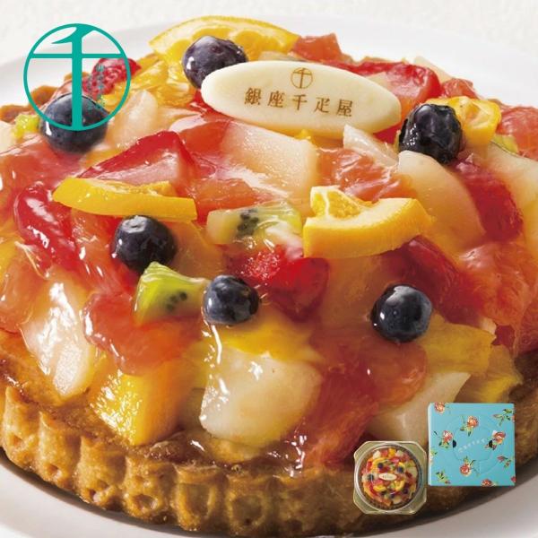 サクッとしたタルト生地と、アーモンドプードルで焼き上げた生地に、カスタード風味クリームと、色とりどりのフルーツをトッピングした、銀座千疋屋オリジナルのフルーツタルトです。【セット内容】銀座タルト（フルーツ）（直径約15cm）【賞味期間】冷凍...