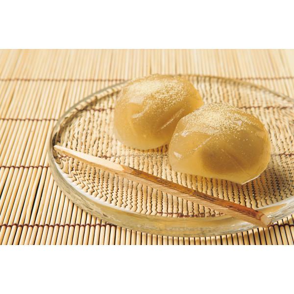 コシのある餅生地に栗きんとんを包み込んだきな粉を添えたわらび餅。シンプルな素材で作られているわらび餅と新杵堂伝統の栗きんとん。お互いの素材の良さを引き立て合います。栗きんとんとわらび餅の割合を工夫し、ひんやりとした食感、清涼感をより感じてい...