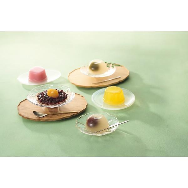 銀座鈴屋がお贈りする夏季限定の創作涼菓。甘納豆専門店の多彩な創作涼菓を揃えた夏の贈り物。葛よせにゼリーや水羊羹といった味わい豊かなセット。夏にぴったりの清涼感溢れるギフトです。葛よせ（あずき・梅・金柑・抹茶各９５ｇ×各１）、フルーツゼリー（...