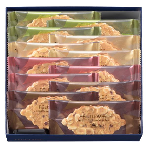 フランス語で「木の葉」を意味するクッキー。スライスナッツをしきつめてパリッと香ばしく焼き上げたクッキーにバランスよくチョコレートをサンドしました。チョコレートはナッツに合わせて相性のよいものを厳選。クッキーとナッツとチョコレート、それぞれの...