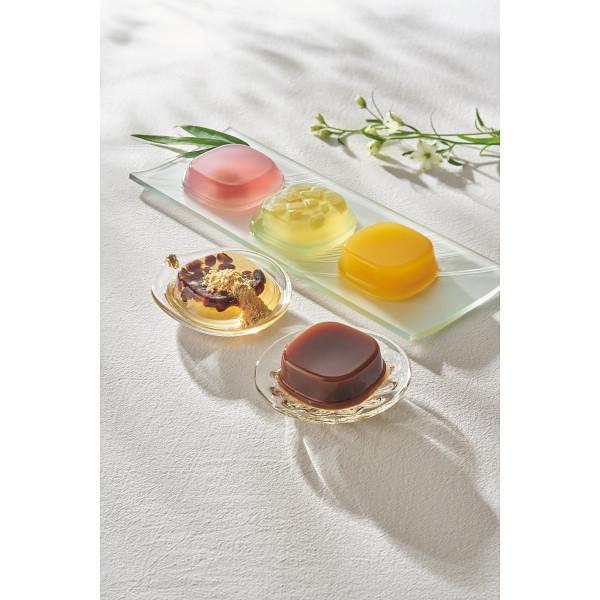 水ようかん、わらび餅などの和菓子、ジュレといった涼菓の代表商品をバラエティ豊かに詰合せました。お子様からご年配の方まで幅広い年齢層の方にも喜んで頂けるギフト商品です。くず餅８３ｇ×４（純×２、桜・抹茶×各１）、水ようかん７８ｇ×４（粒×２、...