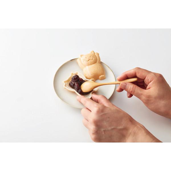 ぽっちゃりとした犬と猫の形がかわいい、手づくり最中。自分で餡子を詰める楽しさと、いつでも作りたての美味しさの両方が味わえます。和菓子を普段食べない方でも、かわいい猫と犬に癒されること間違いなし。●犬もなか×４、猫もなか×４、星もなか×３、あ...