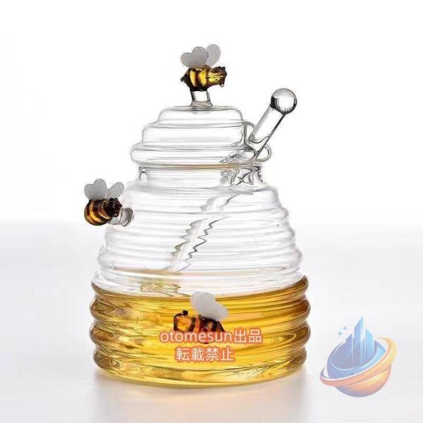 【蜂蜜ポット】ガラスハニーポットは、蜂蜜、安全で綺麗に蜂蜜、ジャムなどの保存に役立ちます。透明で中身がはっきり見えます。【耐久性ガラス】：安全、耐久性の材質で、ハニカムデザインは蜂蜜によく保存されています。ハニーポットはそれほど大きくなく、...