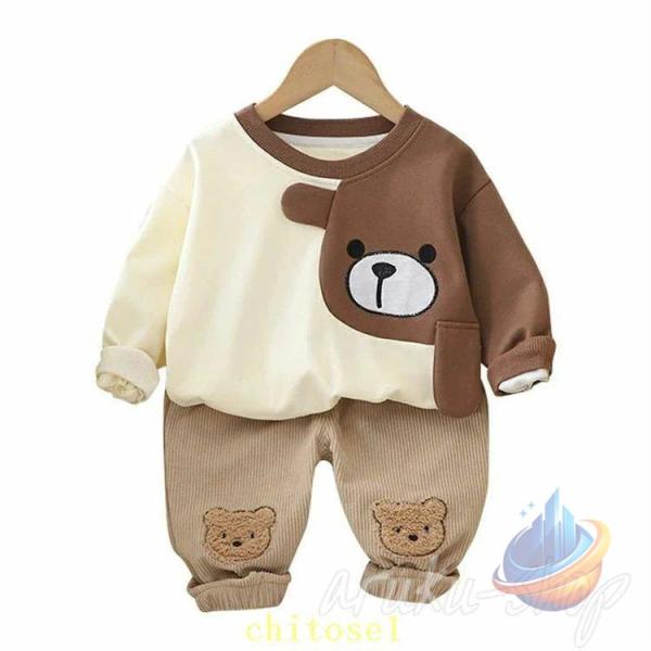 シンプルな作りで、飽きの来ないデザイン、シンプルなモノトーンスタイルの子供用セットアップ 上下セットです。   ファッション性と通気性が良く、耐久性も抜群です！   上下別にもお使いいただける便利なセットです。長袖Tシャツ+ アクティブロン...