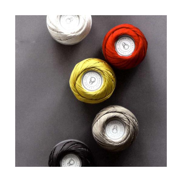 色見本は[大きな画像を見る]をご覧ください【メーカー】ダルマ毛糸（横田）【商品名】ヨ)レース糸＃20 50g 3玉入り【重さ】50g(グラム)【長さ（m）】210m(メートル)【使用針】かぎ針：2/0〜3/0号【適正ゲージ】28〜30目・1...