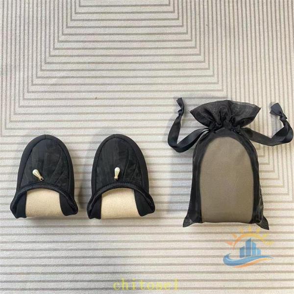 携帯用スリッパ（オーガンジー収納ポーチ付き） 【カラー】ブラック 携帯に便利なシューズタイプのパンプス、レディース用折りたたみスリッパです。黒無地上品なパール付きでかわいいおしゃれなデザイン。ルームシューズ(室内スリッパ)としてもOK！巾着...