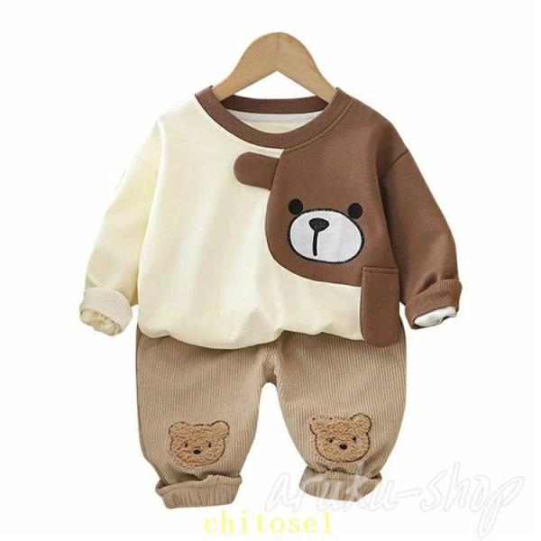 シンプルな作りで、飽きの来ないデザイン、シンプルなモノトーンスタイルの子供用セットアップ 上下セットです。   ファッション性と通気性が良く、耐久性も抜群です！   上下別にもお使いいただける便利なセットです。長袖Tシャツ+ アクティブロン...