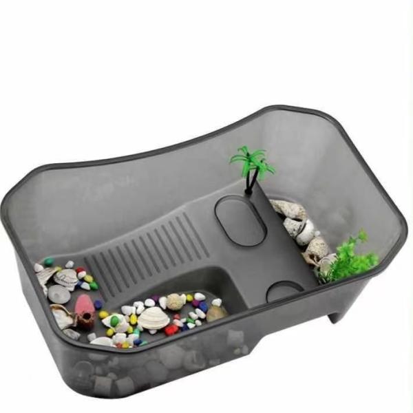 【商品説明】「材　質」：プラスチック「カラー」：ブルー・ブラック「サイズ」：小・中・大・特大（図に参照）「製造国」：中国「排水孔」につきまして、「特大」以外のサイズにはありません