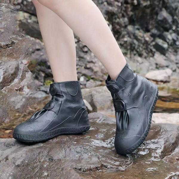 〇商品詳細【靴のまま履ける】手軽に防水対策ができるレインシューズカバーは、靴の上から簡単に装着できます。急な雨にもすぐに対応できる優れものです。【滑りにくい&amp;amp;amp;amp;amp;amp;安定した履き心地】滑り止め加工が施...