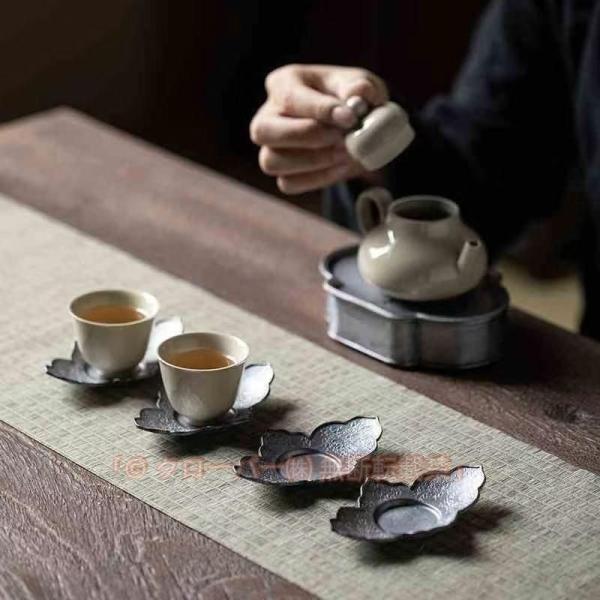 サイズ：縦 約6.5cm / 横 約10.2cm / 内径 約3.5cmどんな茶杯にも合う錫製の茶托です菱型に花をかたどった美しいデザインです。