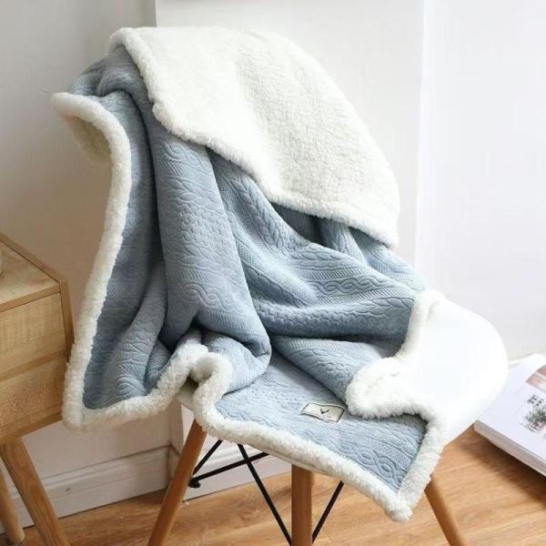 商品詳細:カラー:/ブルー/グレーサイズ:/85*120cm/100*150cm【商品説明】1枚で3つの機能を持つ、あったかブランケット。フリースとフランネルボア素材を組み合わせて作ったブランケット。なめらかな質感と、もこもことした毛並みで...