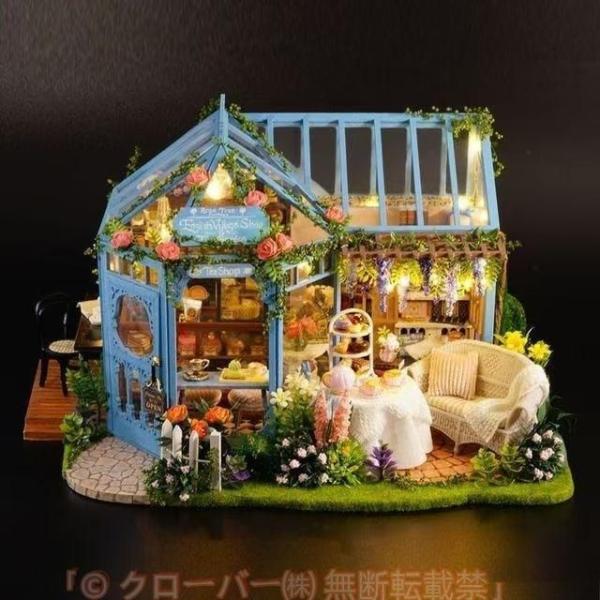 本商品はミニチュアのドールハウスの手作りキットになります。インテリアにも最適な、薔薇が咲き誇るティーハウスのドールハウスです。シャビーなブルーの外観と薔薇、店内のケーキの調和が美しい。箱?説明書は中国語で書かれていますが、図解されていますの...