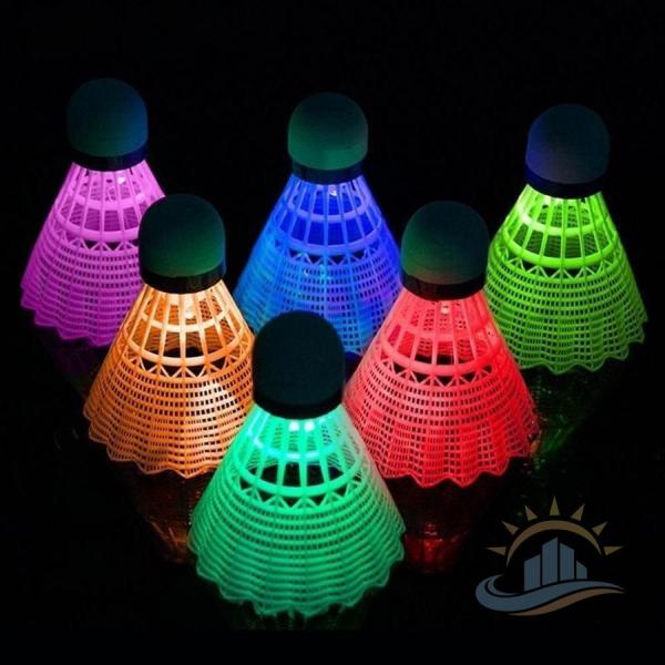 【明るく安定した光る】夜が明けても運動を楽しみ続けると、内蔵のLEDライトが明るく安定した光を放ち、夜空のバドミントンがわかりやすくなります。【オン/オフが簡単】スイッチを切り替えると、LEDライトのオン/オフが簡単になります。オンにすると...