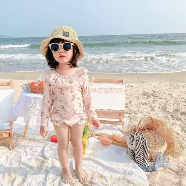 商品特徴 ・フリルデザインが可愛い水着2点セット・女の子らしいフリルデザインがキュートでSNS映えもバッチリ！ 柄は花柄とオレンジ柄2種類からお選びいただけます。・3タイプのデザインで好きな形を選べます！長袖ワンピースタイプ肩紐ワンピースタ...