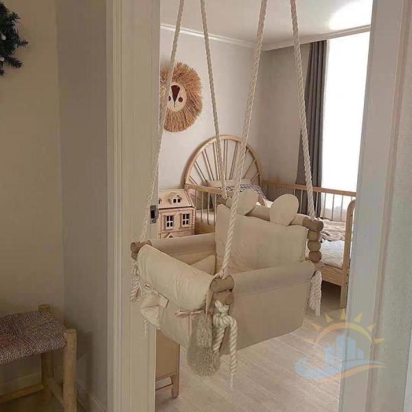 自宅のお部屋で使える！お子様大喜びのブランコのご紹介です。 自宅で遊べるので公園で他の子が使っていて、自分の番が来ない。。なんてことがありません。ブランコ好きのお子様へのプレゼントにおすすめです。 耐荷重に注意が必要ですが、クローゼットの中...